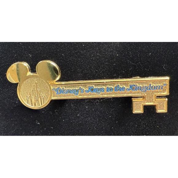 Disney | Other | Disney Parks Magic Kingdom Castle Disneys Keys To The ...